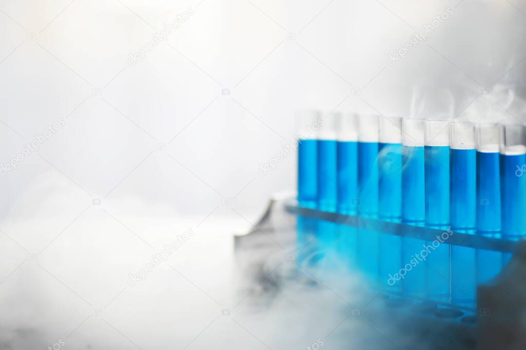 Tubo de ensayo de vidrio desborda nueva soluci n l quida azul de potasio lleva a cabo una reacci ...