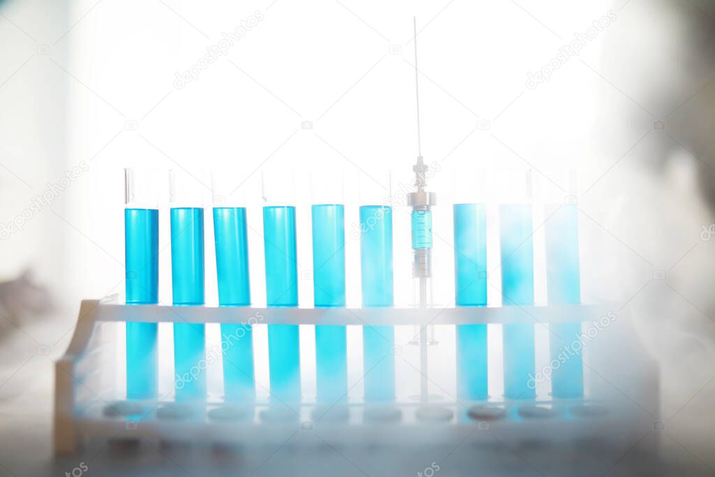 Tubo de ensayo de vidrio desborda nueva soluci n l quida azul de potasio lleva a cabo una reacci ...