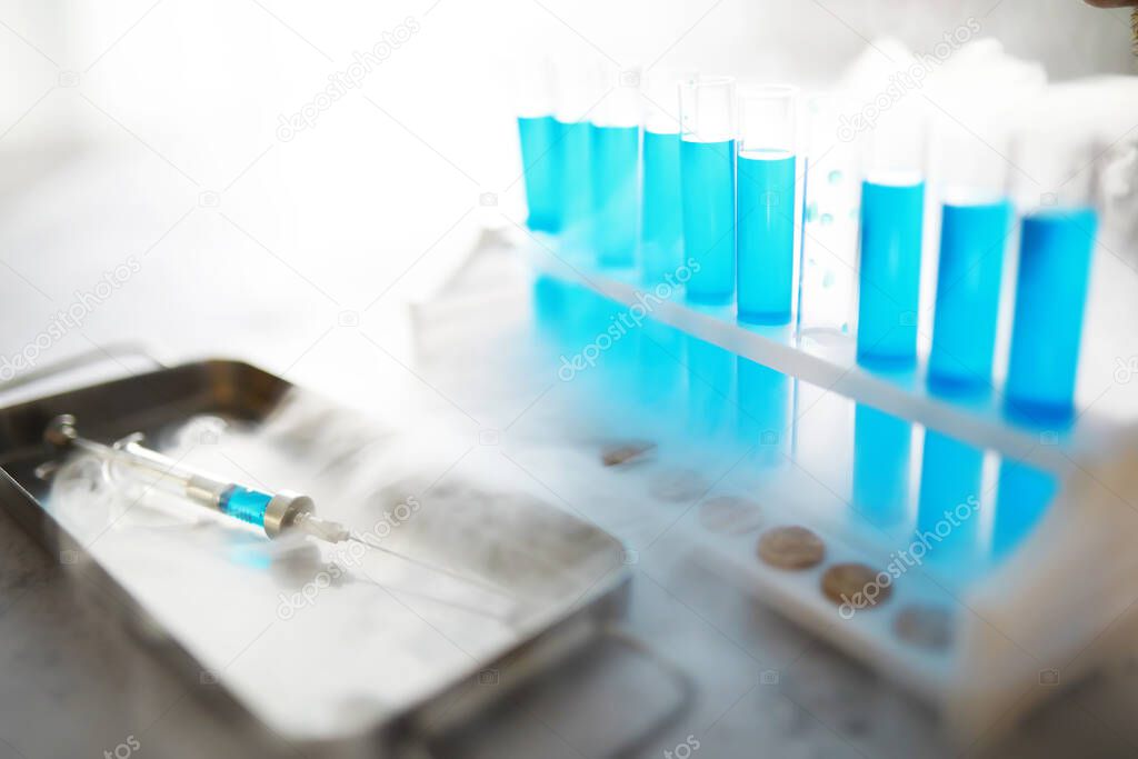 Tubo de ensayo de vidrio desborda nueva soluci n l quida azul de potasio lleva a cabo una reacci ...