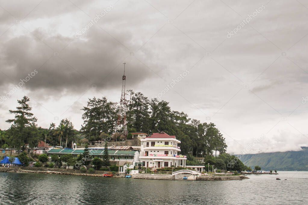 Isla Volcánica de Samosir en el lago de Toba, en el norte de Sumatra ...