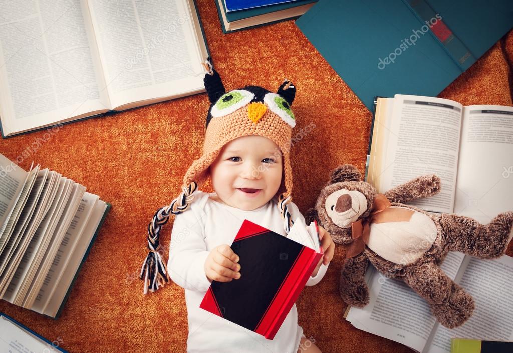 One year old baby reading books with teddy bear — Stock Photo © candy18 ...