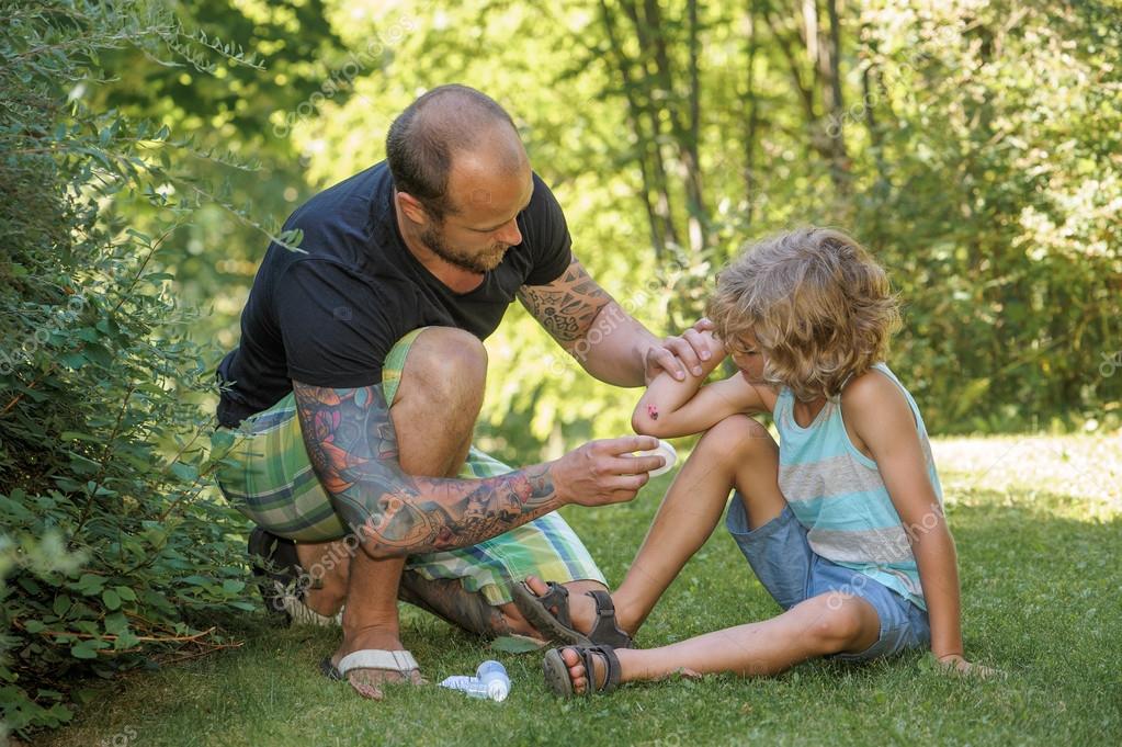 Dad gives first aid Stock Photo by ©brendel 100327574