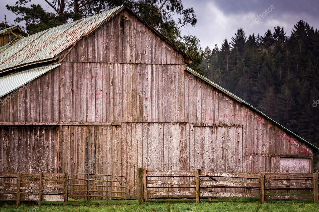 Photography: photographs of old barns | Old Barn Landscape — Stock ...