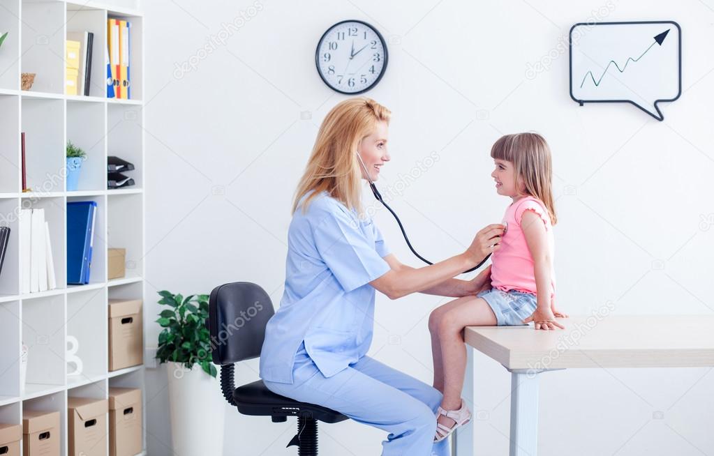 Linda niña en el consultorio del médico — Foto de stock #119963520 ...