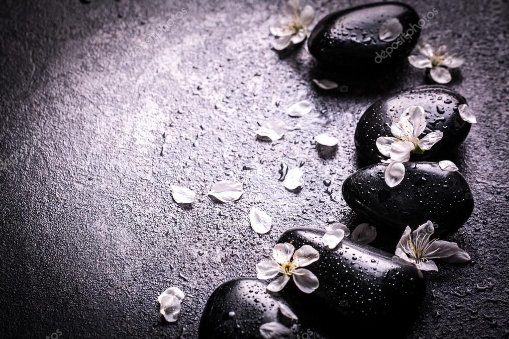 concepto de spa con piedra y velas en la mesa de madera , 2024