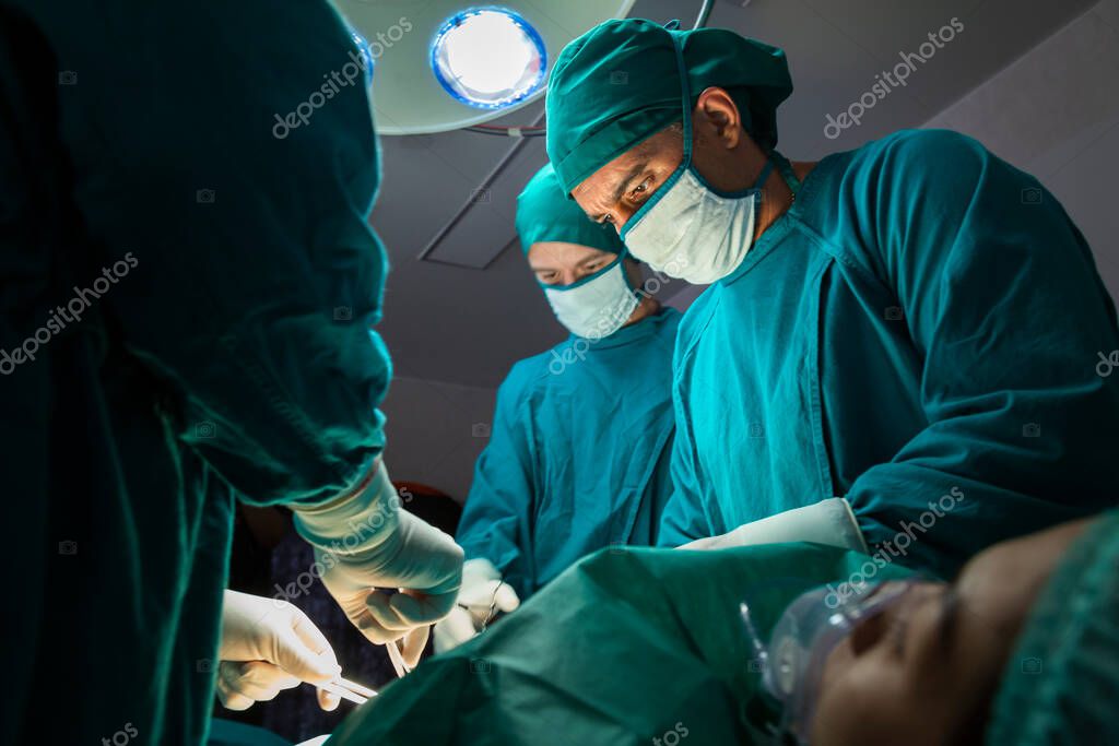 equipo médico quirúrgico profesional concentrado que opera la cirugía ...