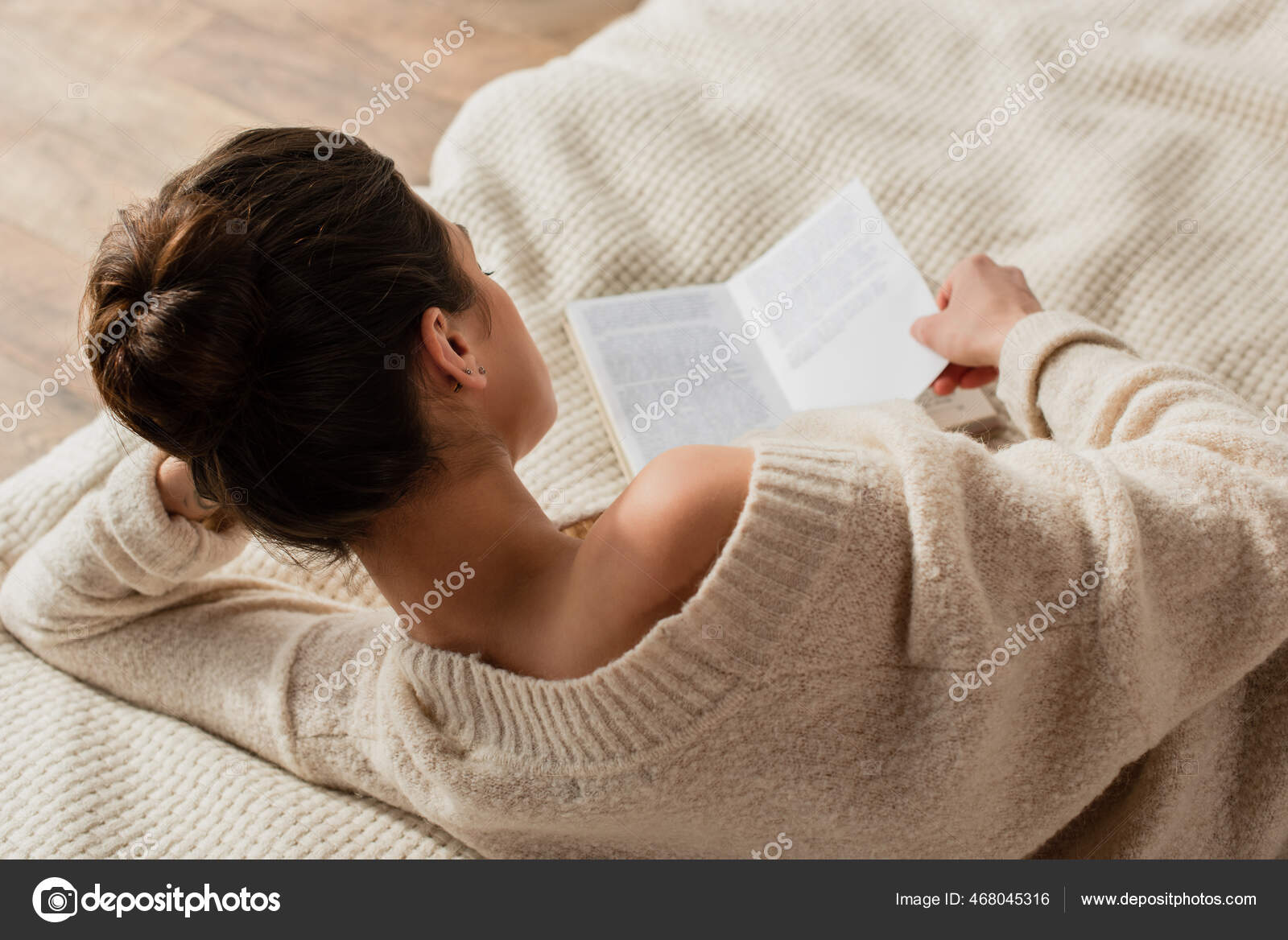 Back View Young Brunette Woman Reading Book While Resting Bed — Stock ...