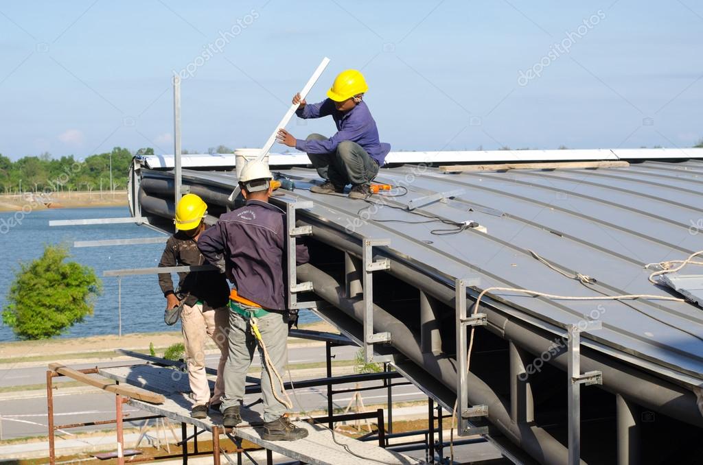 Construction worker roof installation — Stock Photo © norazaminayob ...