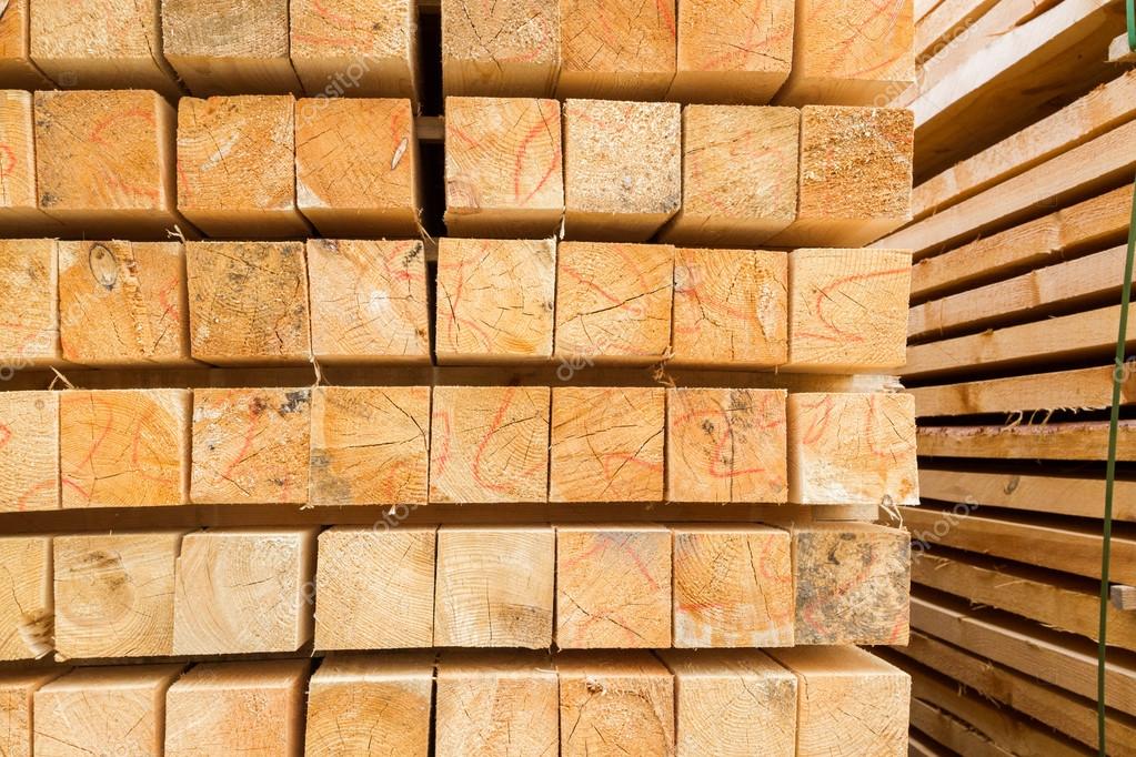 Vigas de madera sobre la base de una construcci n abierta 2024