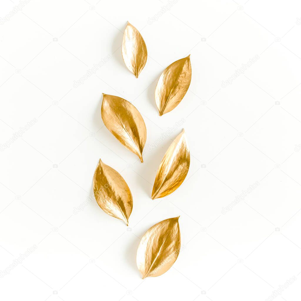 Patrón, textura con hojas doradas aisladas sobre fondo blanco. plano, vista superior 2025