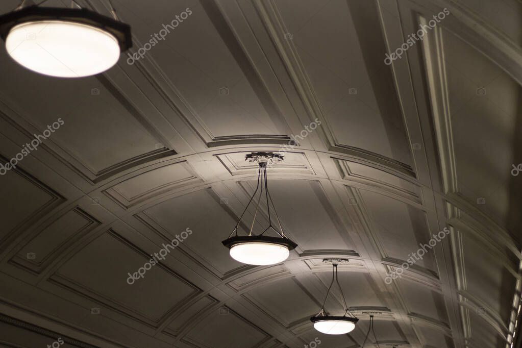 Araña antigua en el techo. Techo estucado. 2024