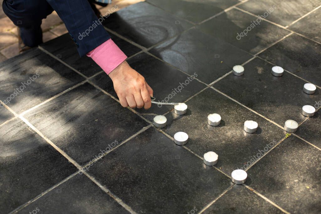 Encendiendo velas. Fuego memorial. Velas en el monumento. D a de la Victoria en la Segunda ...