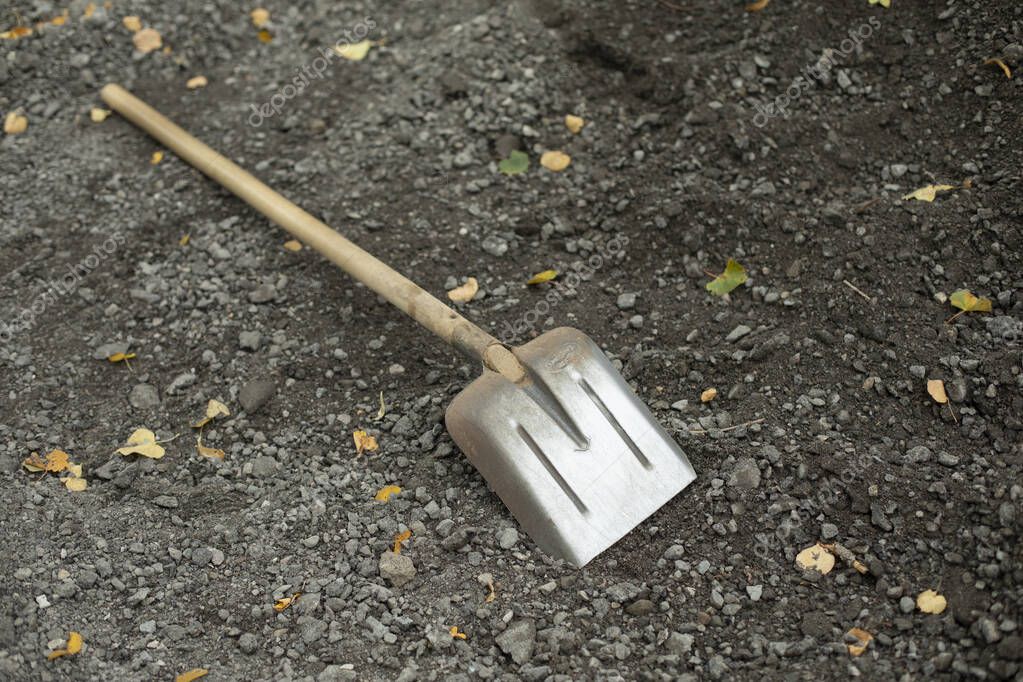 Pala. Instrumento de construcción de materiales a granel. La pala yace ...