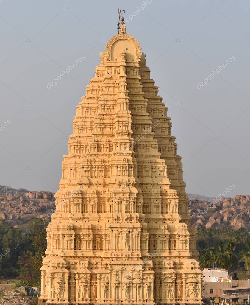 Templo de Virupaksha shikhara desde la colina Hemakuta al atardecer en ...