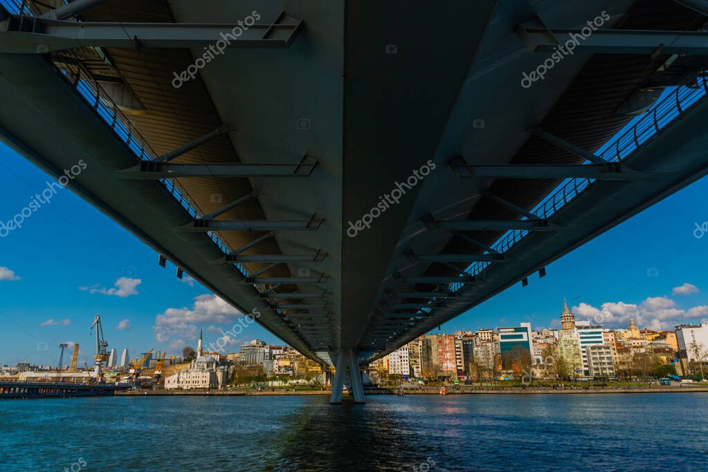 ISTANBUL, TURQUÍA: Puente de metro halic sobre la bahía de Golden Horn ...
