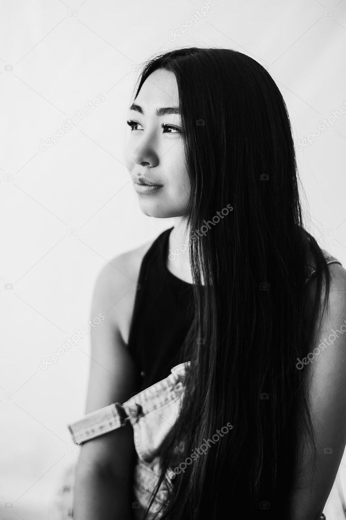 Belle Jeune Femme Asiatique Aux Cheveux Longs Posant Studio Photo image ...