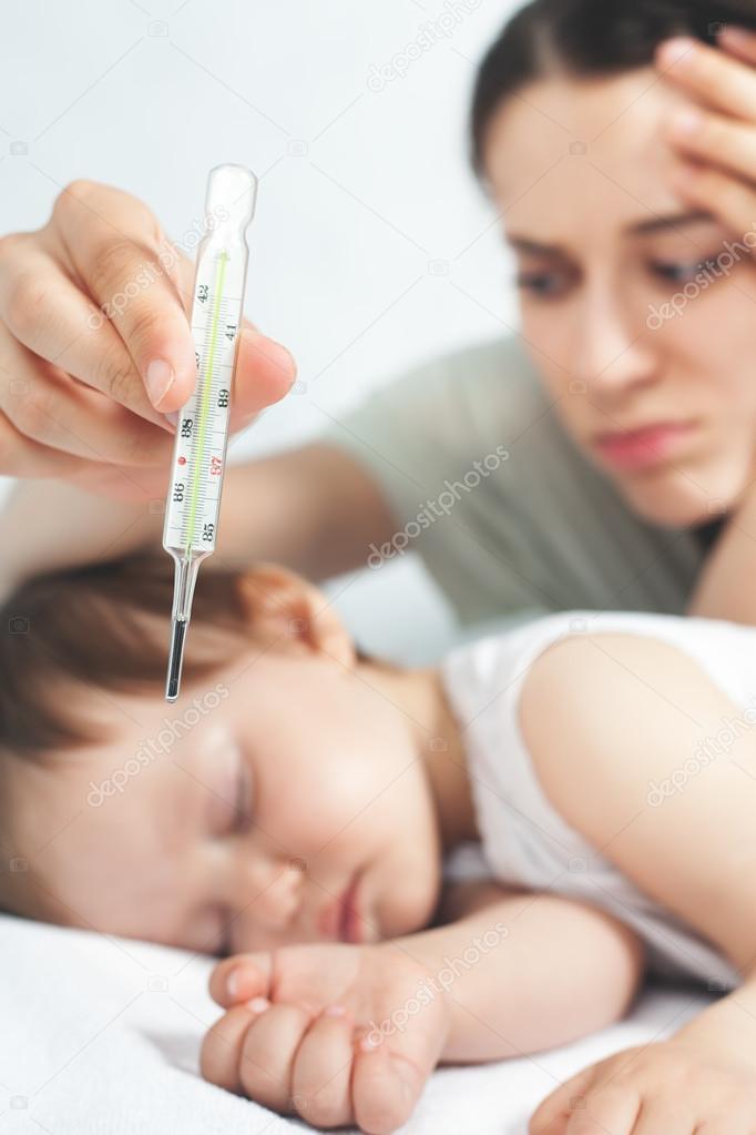 Child has a high temperature or fever, using a thermometer — Stock ...