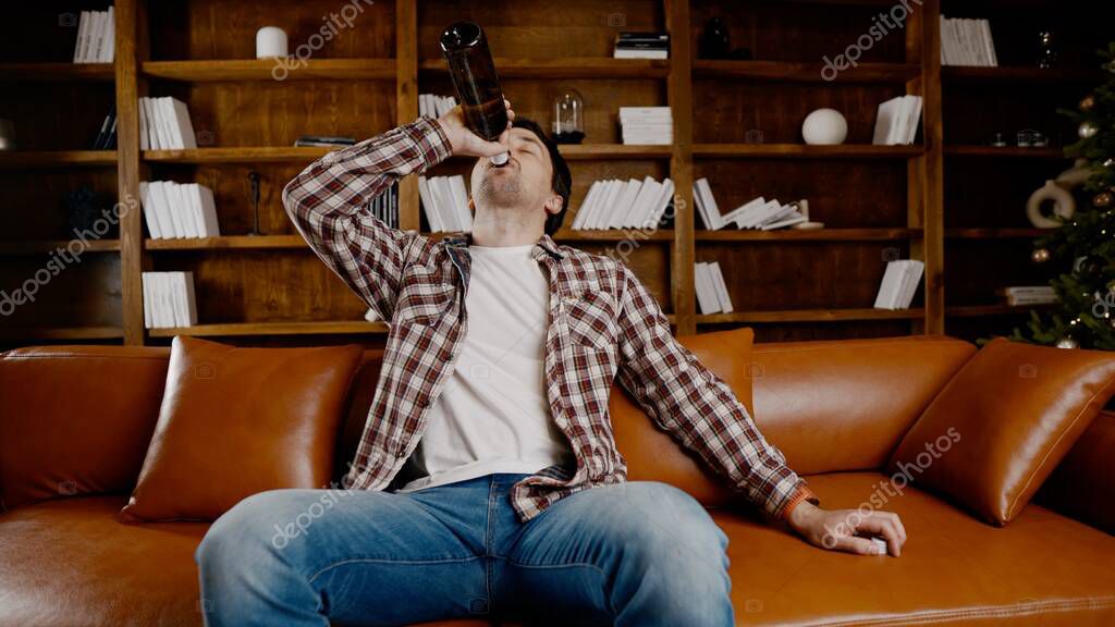 Adicción al alcohol a temprana edad. Hombre caucásico no puede dejar de ...