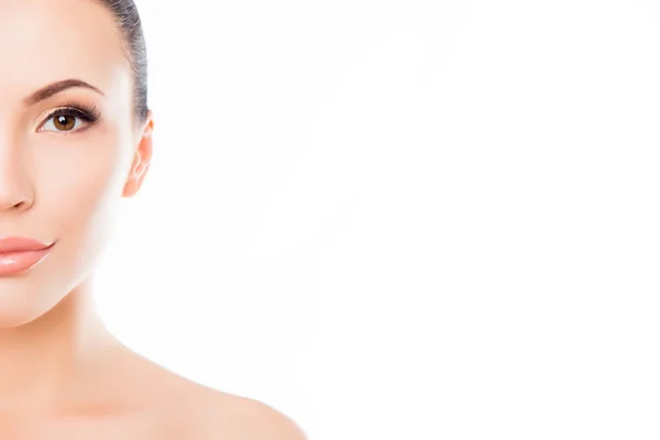 Retrato de media cara de una hermosa mujer sensible sobre fondo blanco 2024