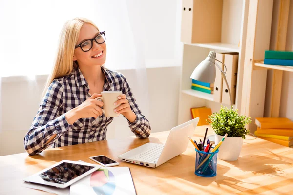 Mujer relajada oficina fotos de stock, imágenes de Mujer relajada ...