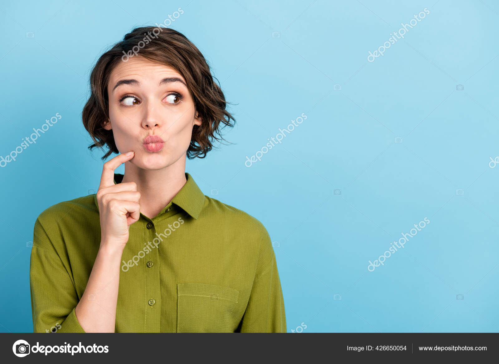 Photo portrait of puzzled thoughtful dreamy female student trying to ...