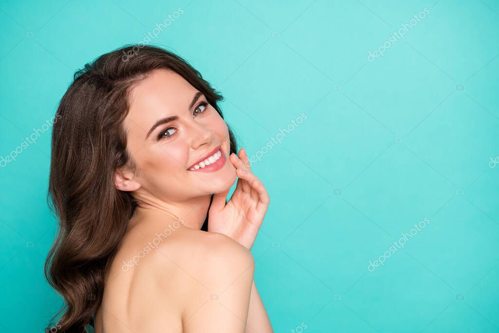 Foto de perfil de primer plano de hermosa señora alegre peinado rizado ...