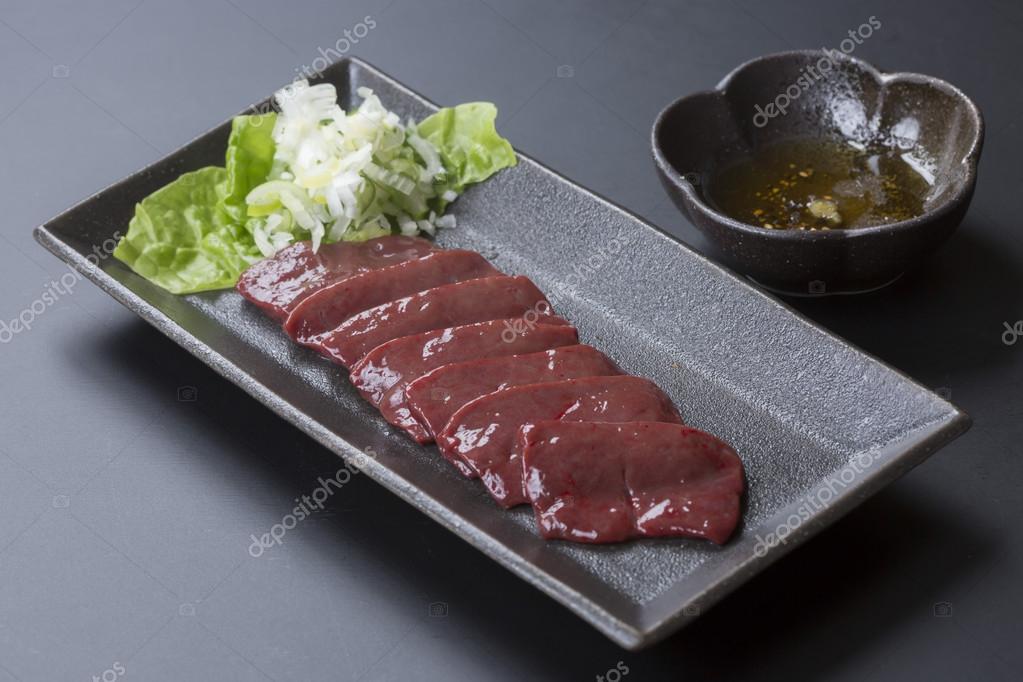 Hígado asado de res con aceite de sésamo, salsa de soja con ajo y ...