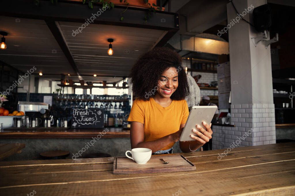 Cliente feliz eligiendo comidas del menú mientras disfruta del café en ...