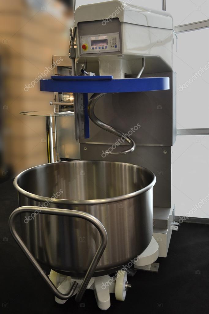 Mezcladora de masa con cuenco móvil — Foto de stock © Wolfcub29 #82459180