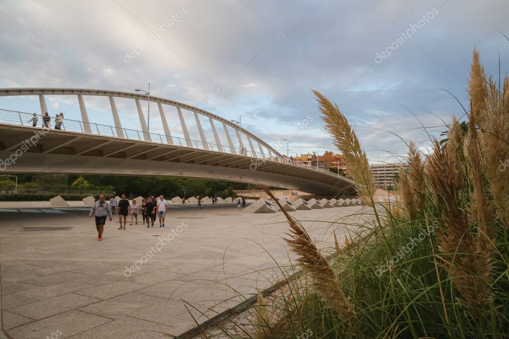 Tras una grave inundación, el río Turia fue desviado y recuperado como ...