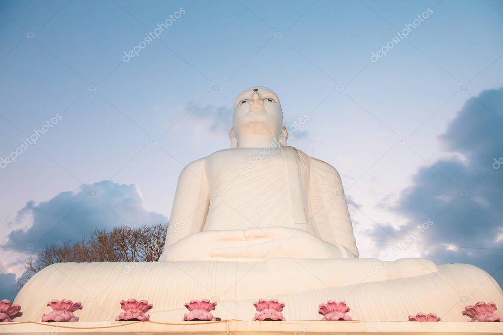 Pasos que conducen a la estatua gigante de Buda blanco iluminada por la ...