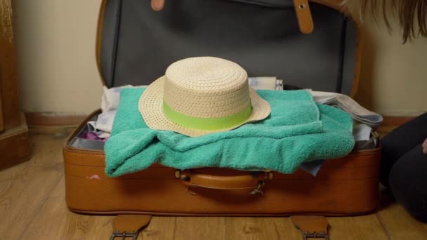 325 vídeos de Closing a suitcase, metraje de Closing a suitcase sin ...