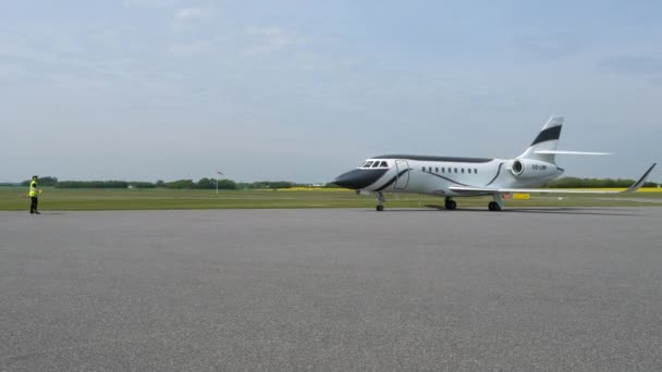 Aircraft Ground Crew Marshalling Dassault Falcon 2000Lx Jet Plane ...