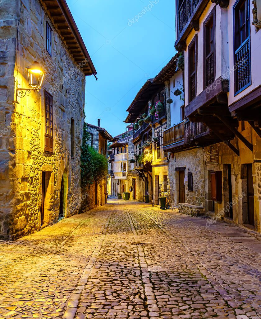 Callej n de piedra estrecha del casco antiguo con calles adoquinadas. Santillana del Mar. 2024
