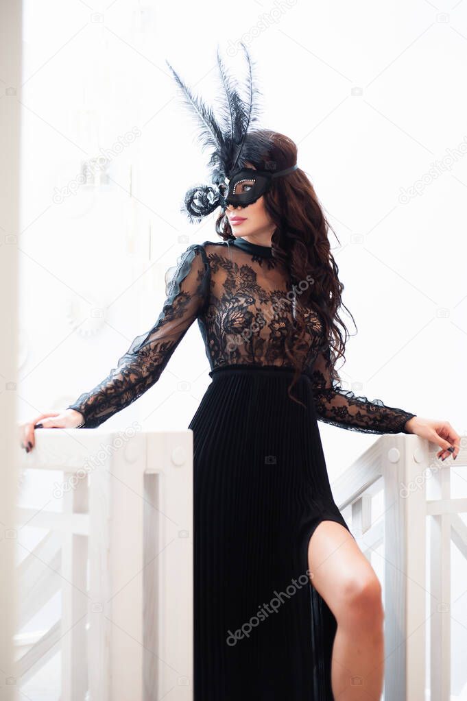 Señora morena glamurosa con un hermoso peinado y labios rojos, en un ...