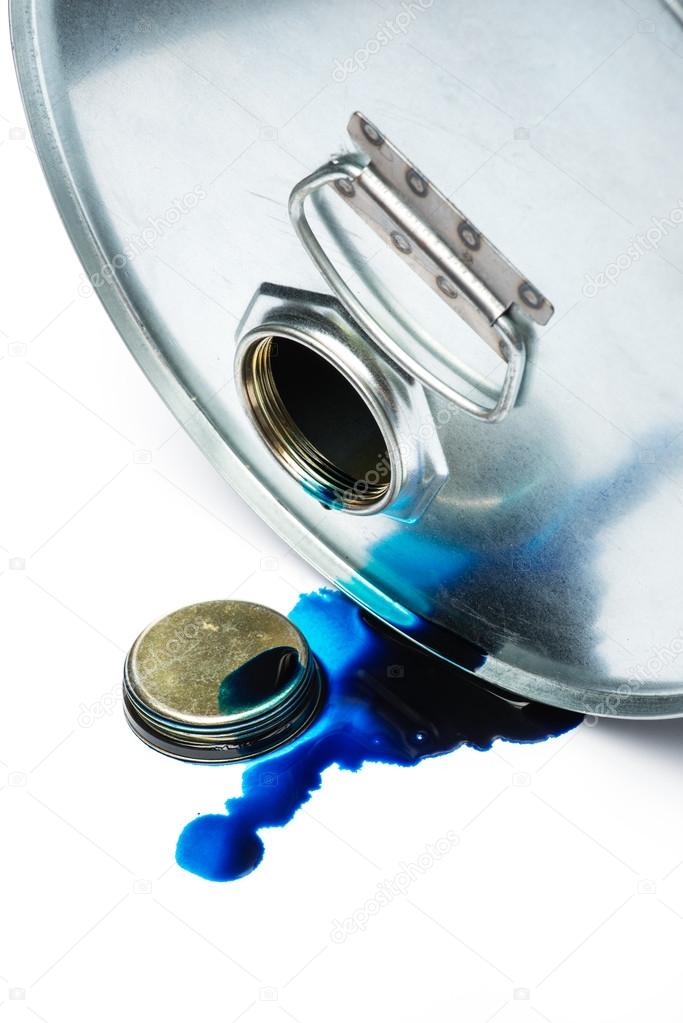 Tambor químico de acero con líquido de contaminación sobre el fondo ...