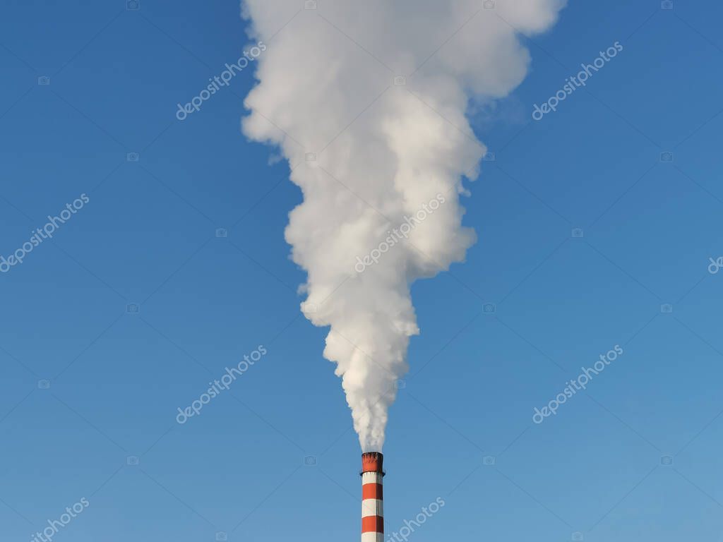 Humo blanco de una chimenea roja y blanca de una fábrica contra un ...