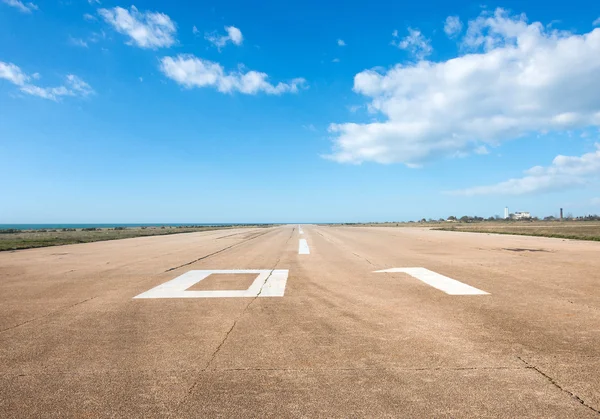 Runway displaced thresholds Stock Photos, Royalty Free Runway displaced ...