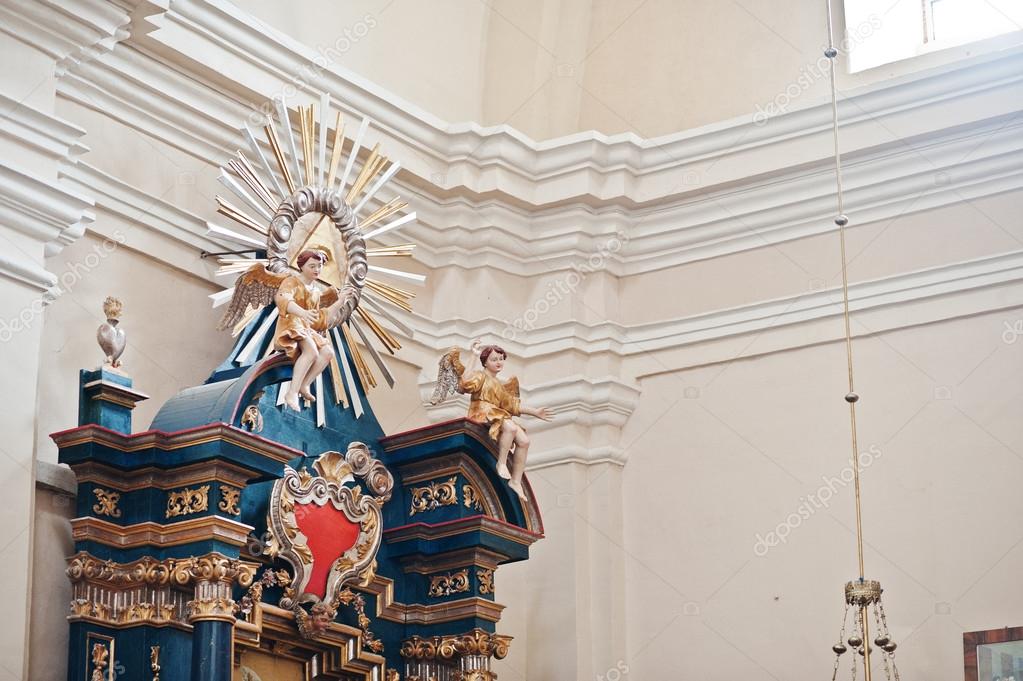 Ojo en el tri ngulo y figura de ngeles en iconostasis en la iglesia 2024