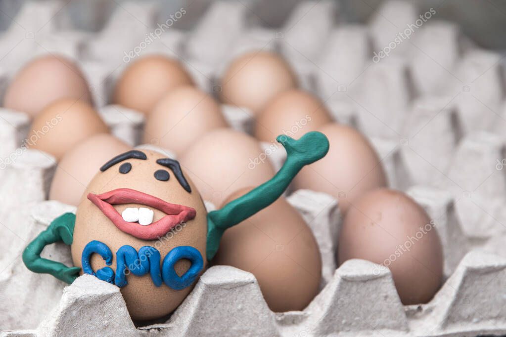 OGM: un alegre huevo-monstruo genético sonríe felizmente y agita una ...