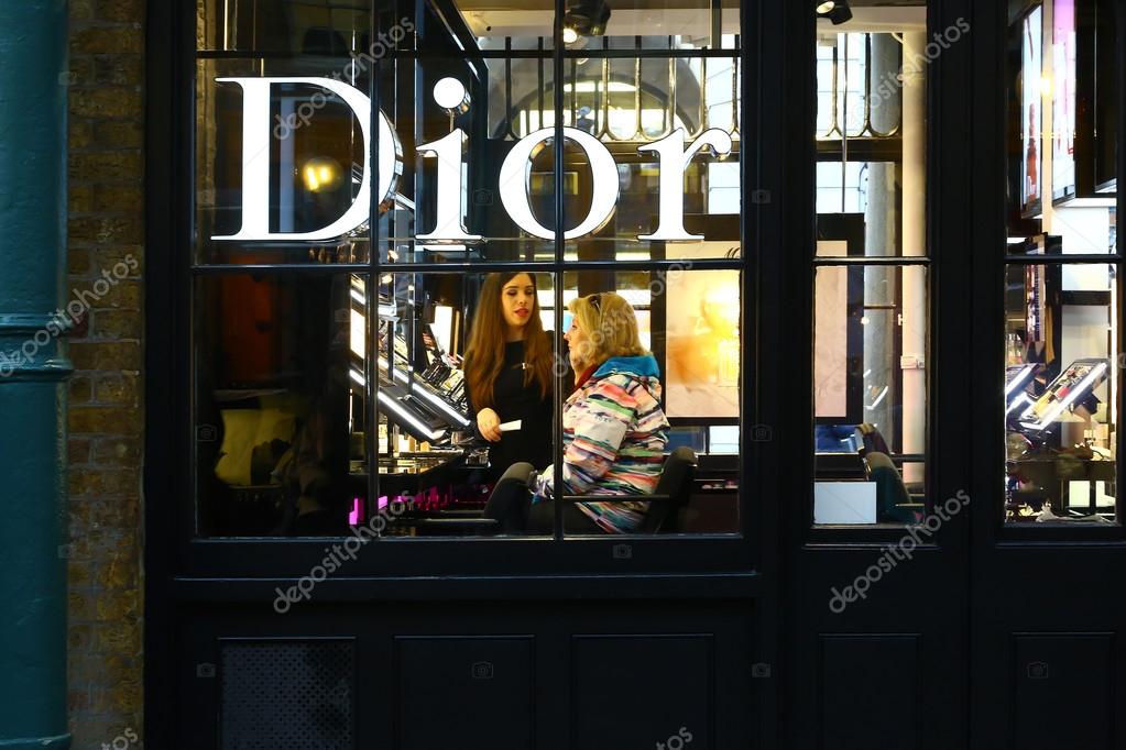 Facade window of Dior store – Stock Editorial Photo © toucanet #77262936