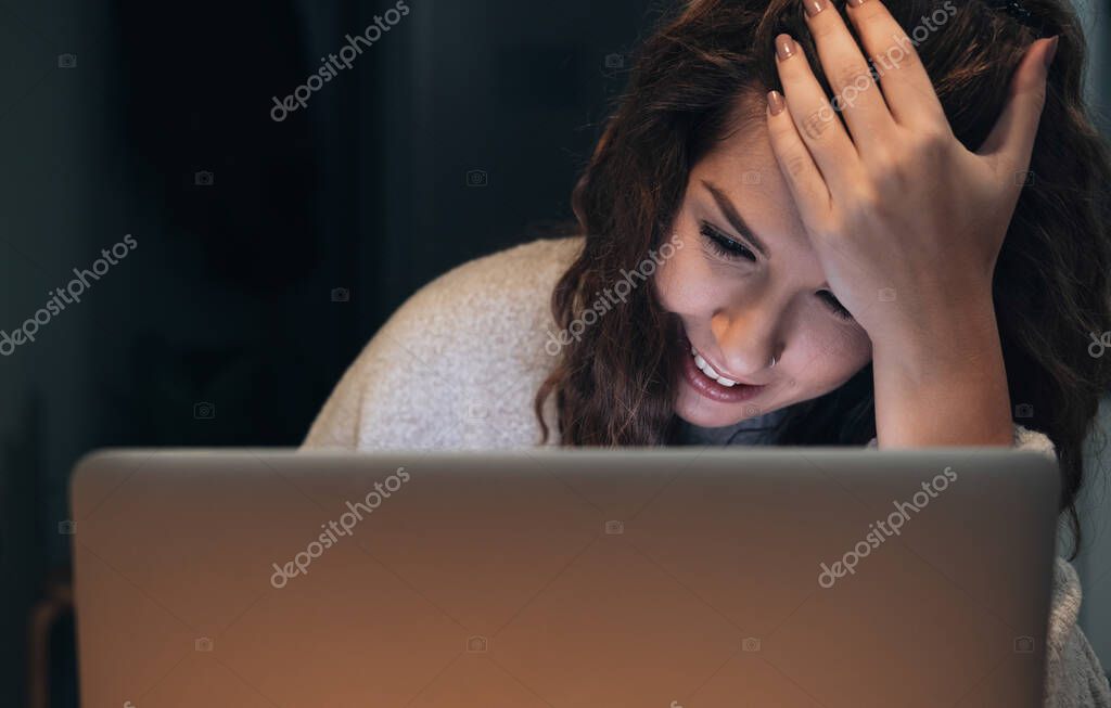 Mujer trabajando en el portátil hasta tarde en casa. Ella se equivoca.Empresaria concentrada que ...