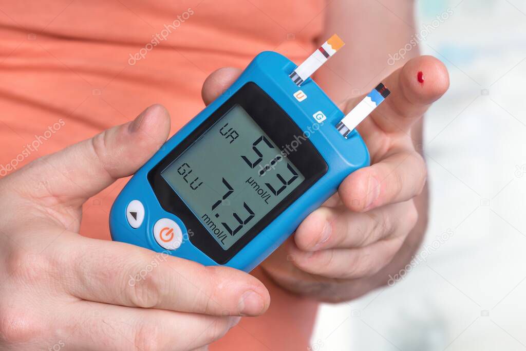 El hombre está comprobando el nivel de ácido úrico y azúcar de la ...