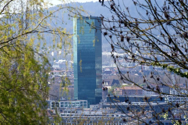 Vista de la ciudad de Zurich en primavera con rascacielos Prime Tower en el centro. Foto tomada ...