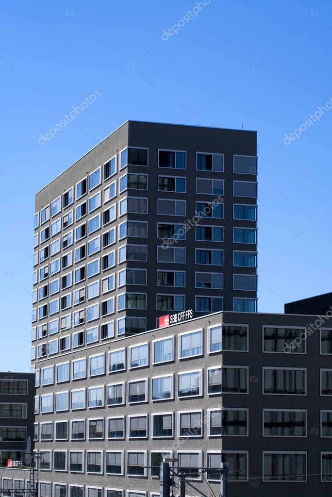 Vista panorámica de la ciudad de Zurich con rascacielos modernos en un hermoso domingo en ...