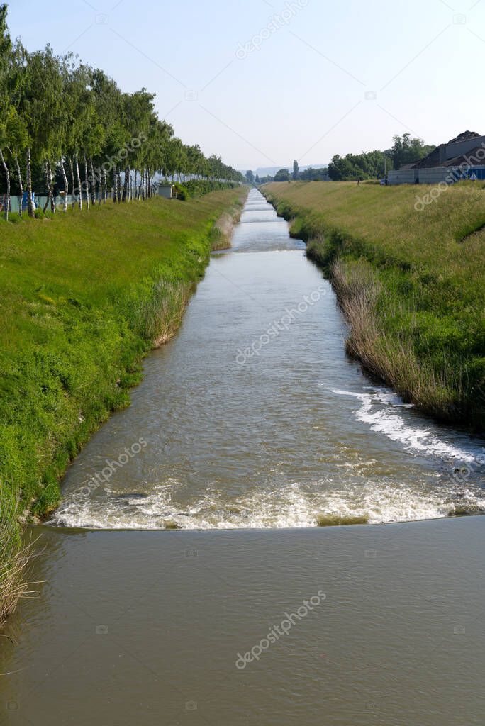 Broye río enderezado en la ciudad de Payerne en verano. Foto tomada el ...