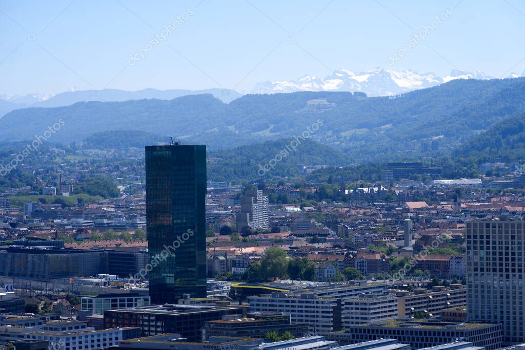 Hermosa vista sobre la ciudad de Zurich desde el punto de vista Waid colina con rascacielos ...