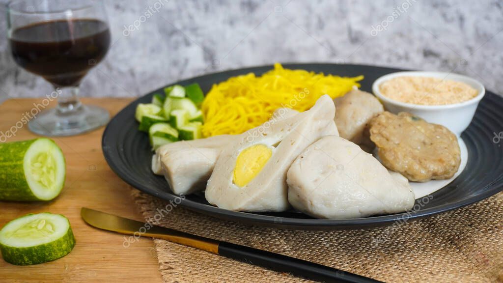 Pempek con salsa de vinagre llamada cuko. Pempek, mpek-mpek o empek ...