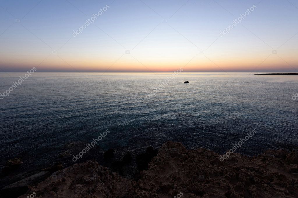 Salida del sol con reflejo de luz en el agua, en protaras paralimni, un ...