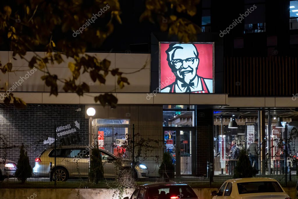 BUCHAREST, RUMANIA - 18 DE DICIEMBRE DE 2020: letrero luminoso de KFC ...